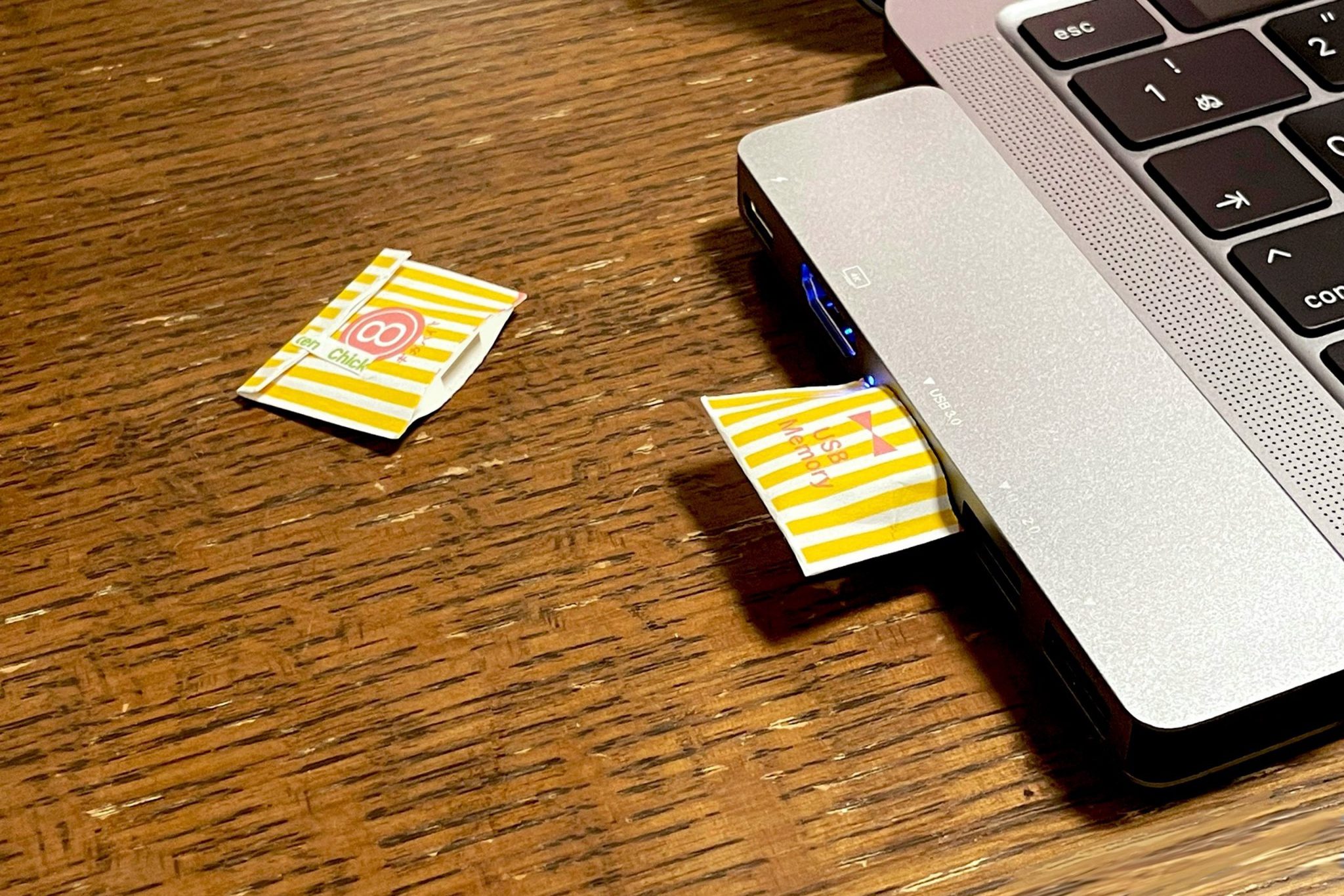 コンビニのレジに並んでいると… 多機能すぎる「ファミチキ」が爆誕して話題に の画像一覧