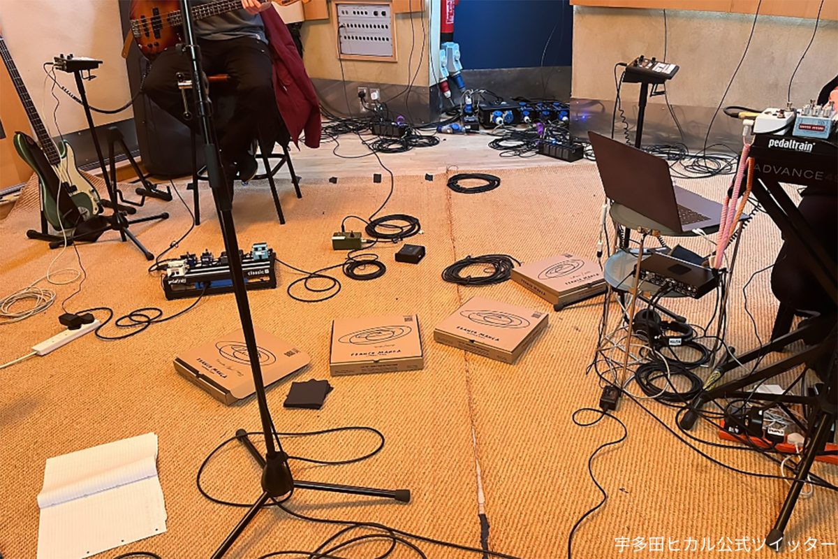 宇多田ヒカル、スタジオが大学生の部屋かと思いきや… 「大興奮」の発見も(2) - Sirabee