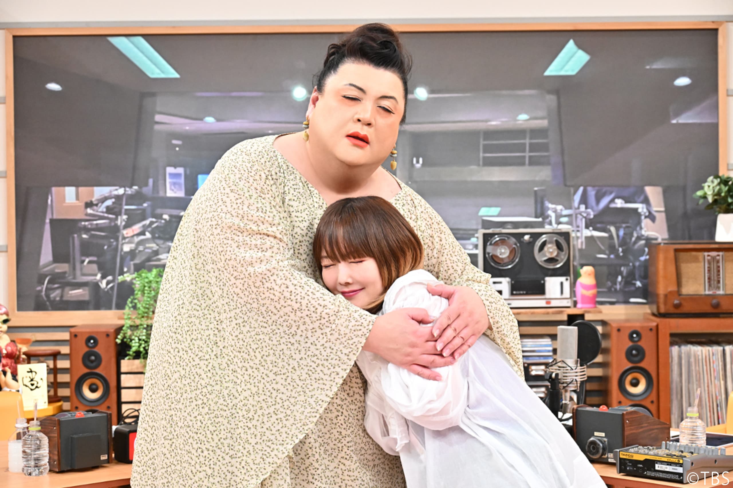 デビュー25周年aikoが『マツコの知らない世界』初出演 「破壊力、スゴいわ」 – Sirabee