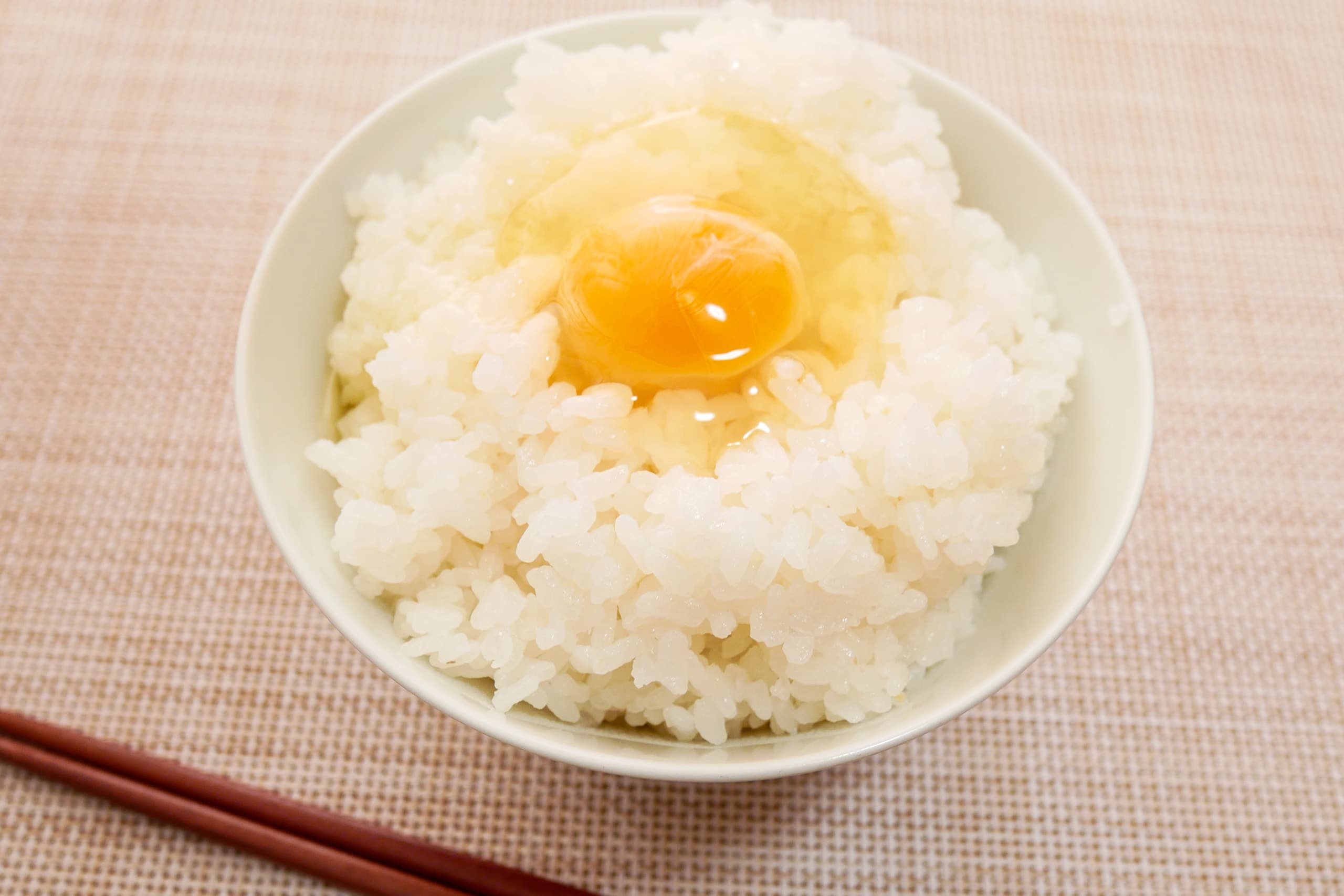 鳥羽周作シェフが教える、「卵かけご飯」にかけるとおいしい醤油 これは間違いない – Sirabee