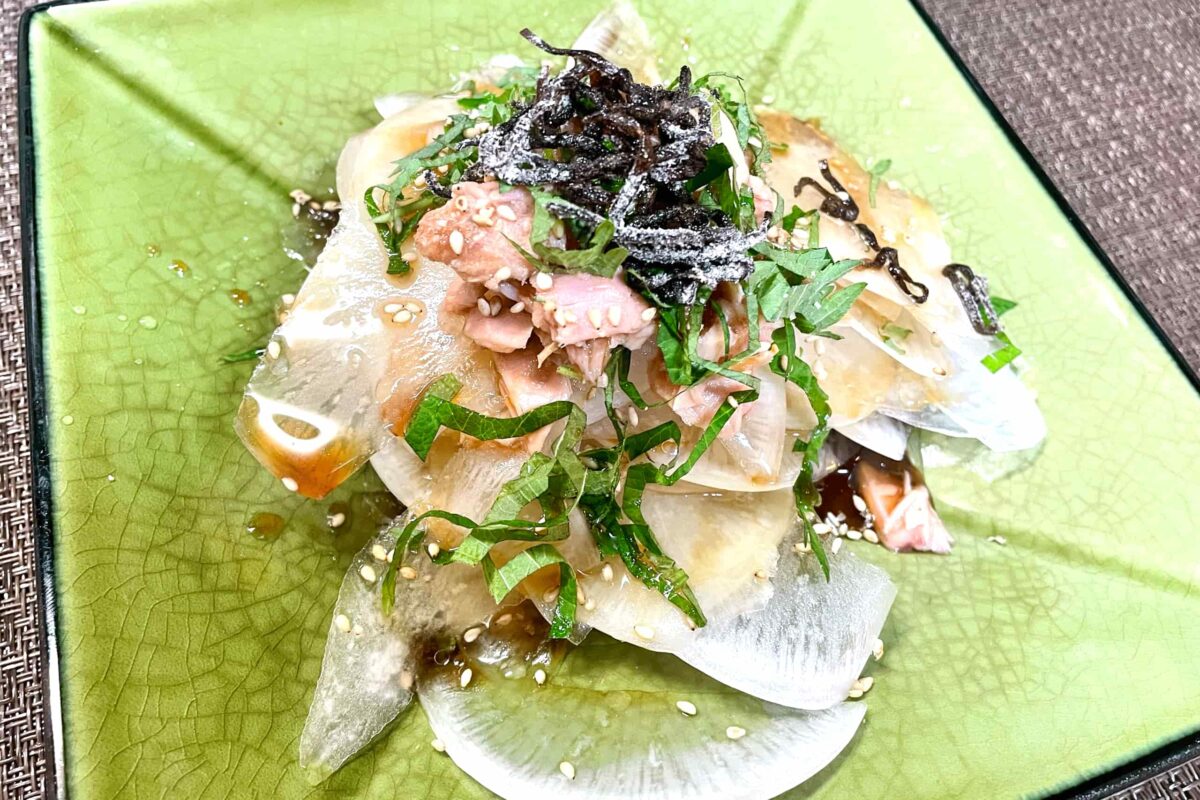 和田明日香さんの「ぶっかけ大根サラダ」がやみつきになるウマさ パリパリ食感が最高 – Sirabee