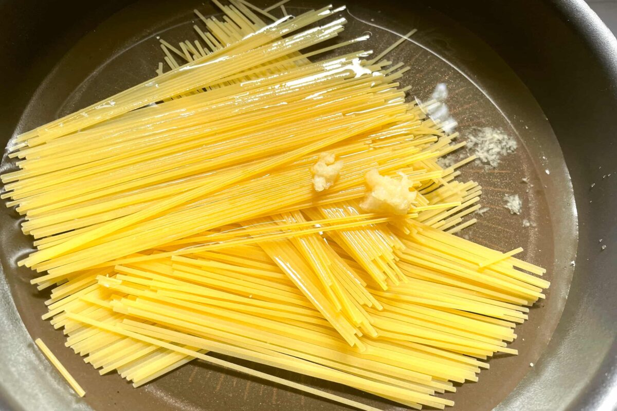 TKG超えたかも… フライパン1つで作れる「卵かけパスタ」が驚くほどウマい – Sirabee