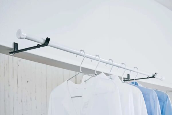 梅雨の部屋干し、つい干しがちな“あの場所”は「湿気がたまりやすい」からNGだった – Sirabee