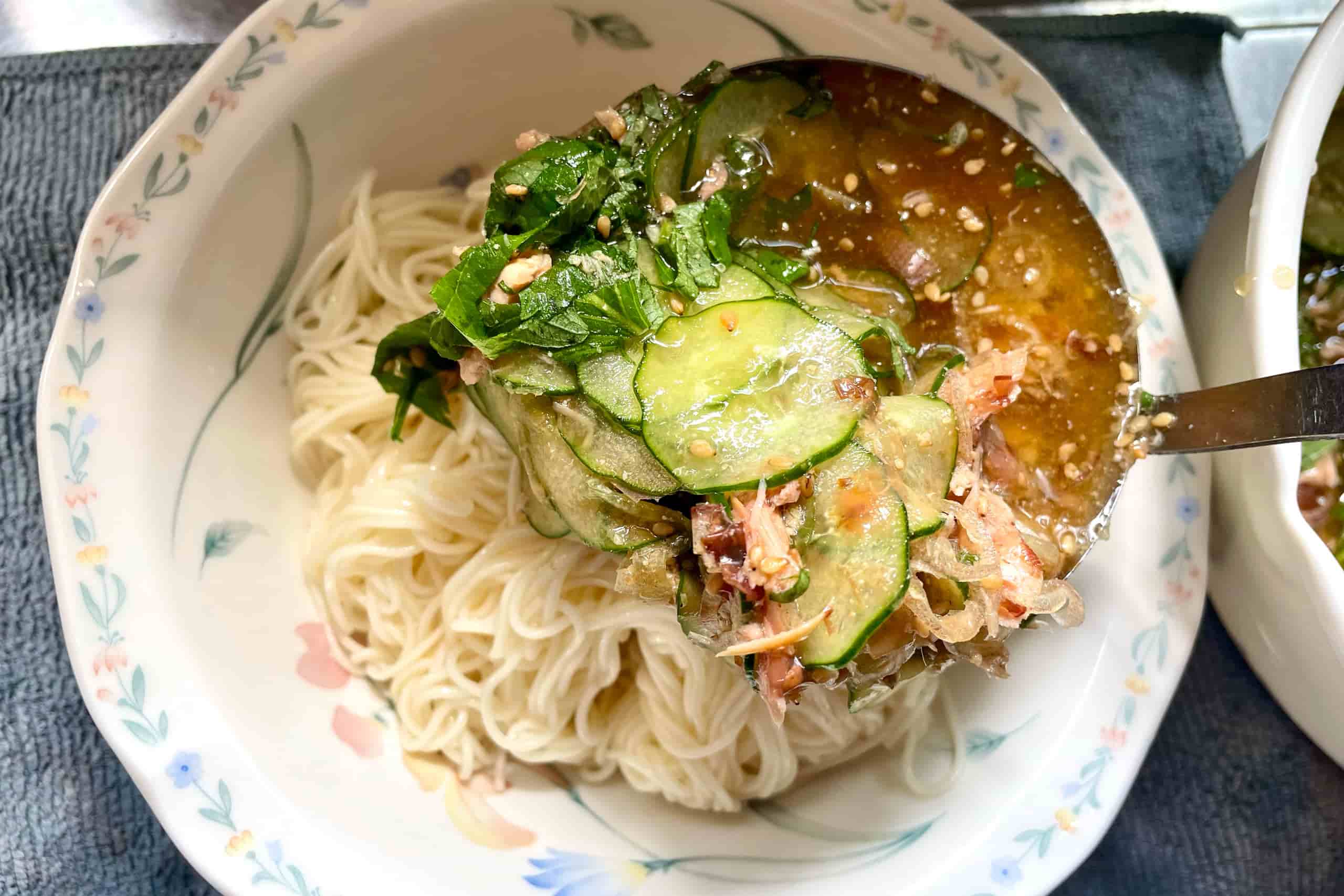 そうめん飽きたらコレ！ コウケンテツ考案「ツナときゅうりのスープそうめん」が爽やかで激ウマ – Page 2 – Sirabee