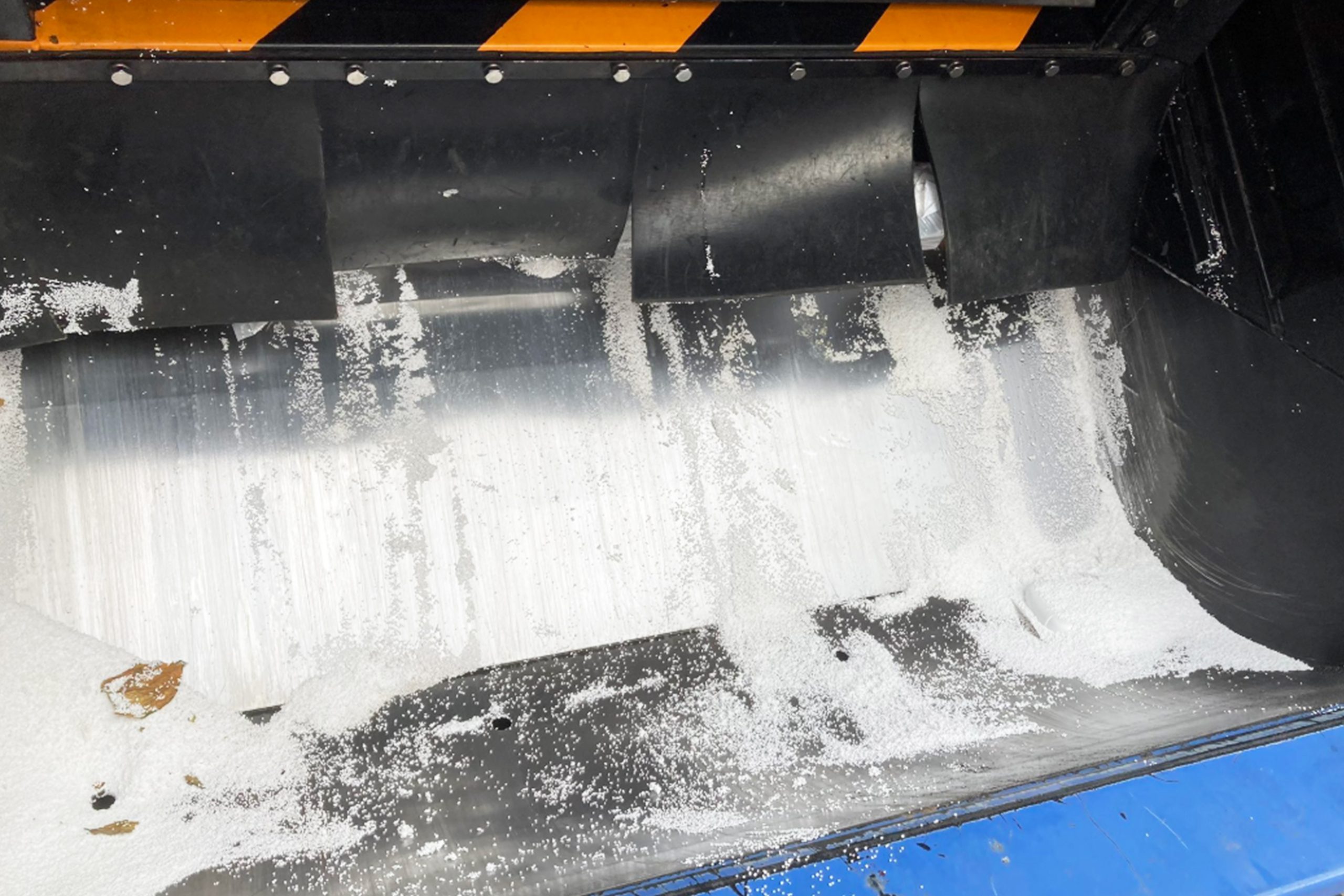 ゴミ収集車に飛び散った「白い粉」の正体は… 清掃員は“爆弾”と呼ぶらしい – Page 3 – Sirabee