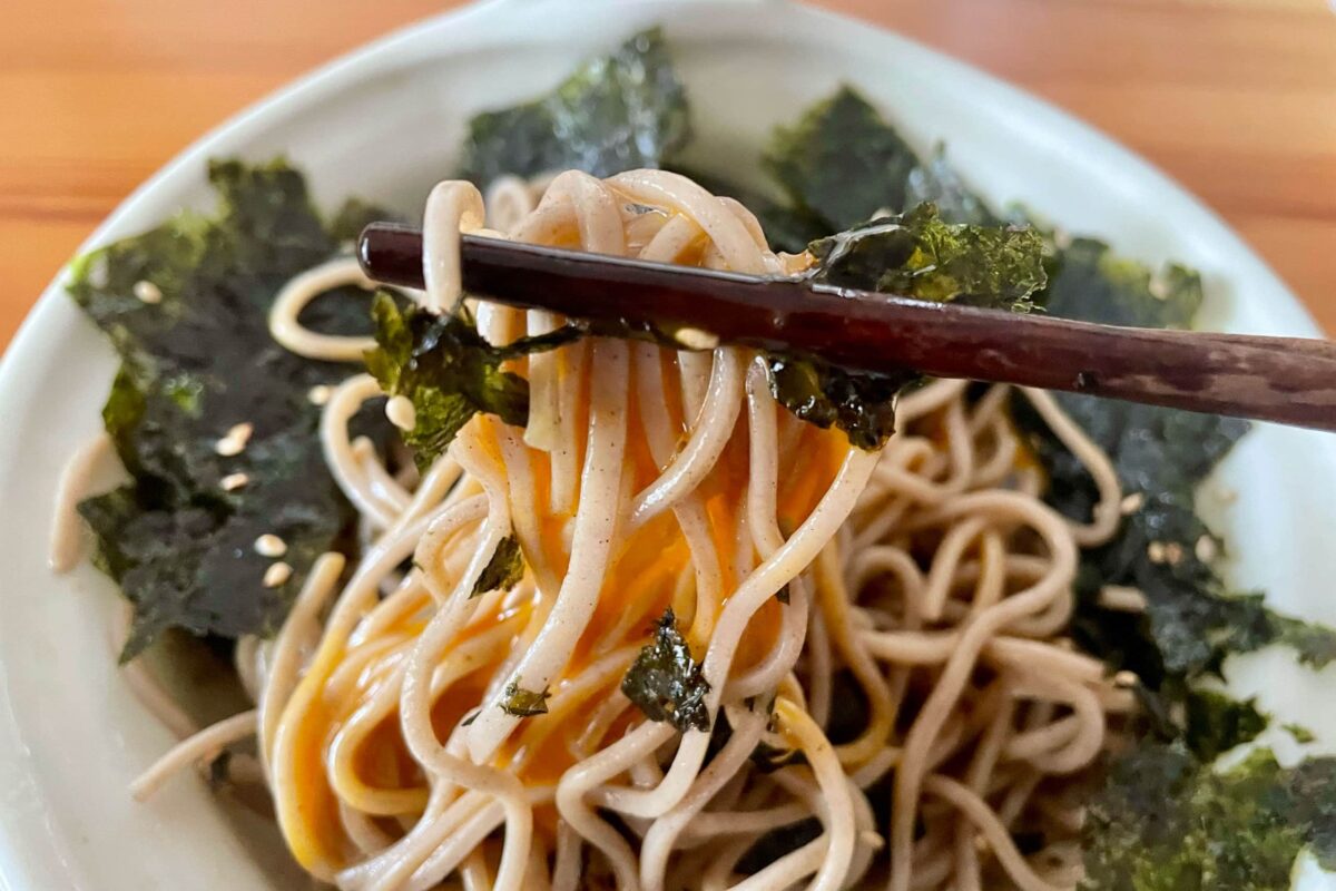 「30円の安いそば」が嘘みたいに美味しくなる “コレ”をすると生麺食感に – Sirabee