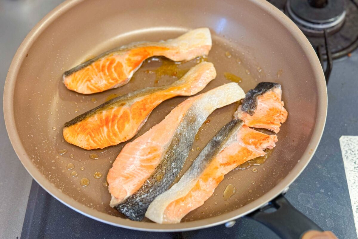 小倉優子がやっている「鮭の最高においしい食べ方」 フライパンでこれなら簡単 – Sirabee