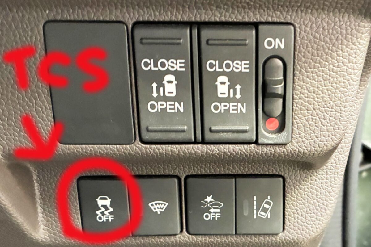 雪道でスタックしたら、運転席近くの“このスイッチ”切って プロが呼びかけも「知らずに乗ってる人多い」 – Sirabee